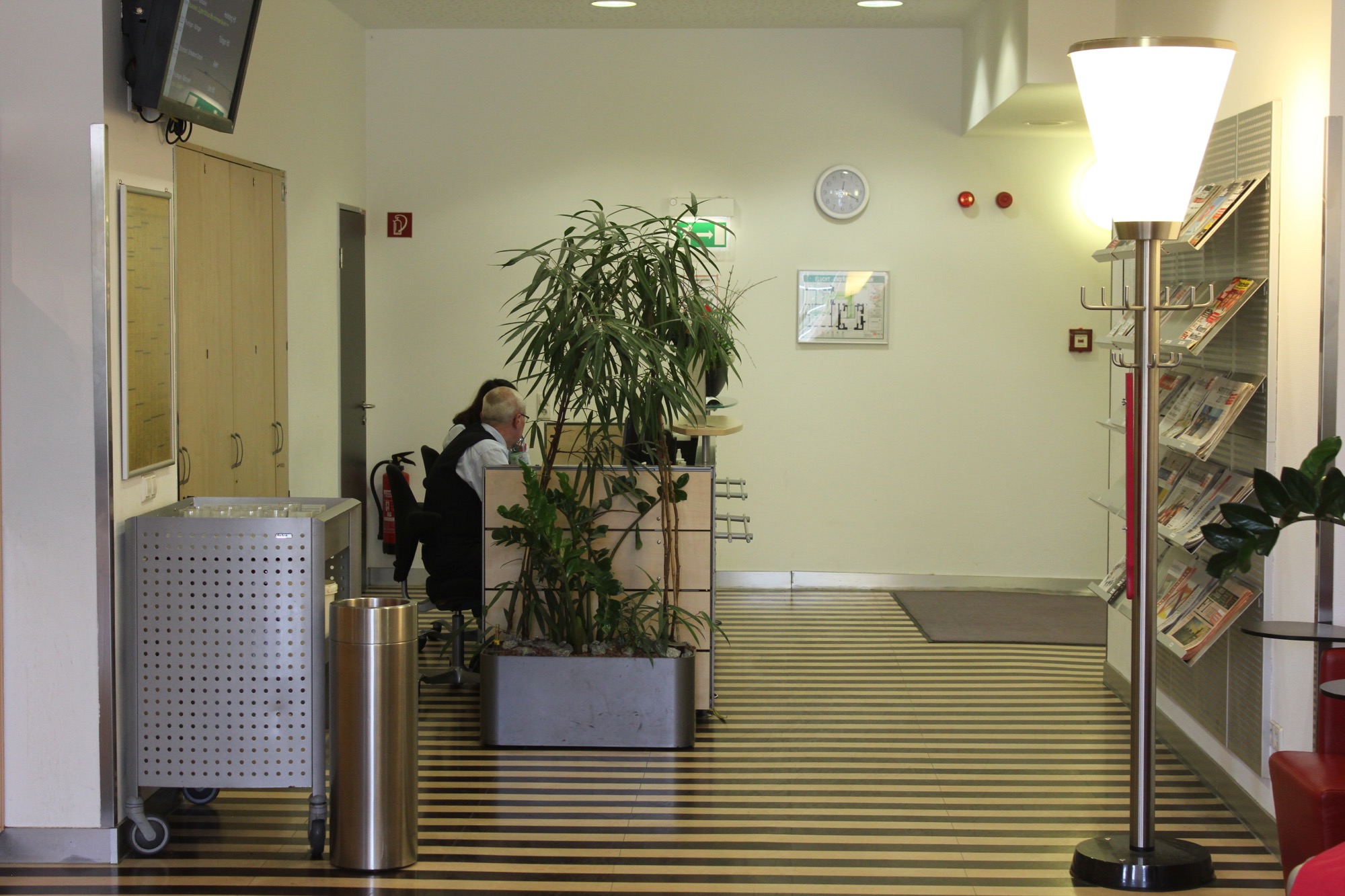 Review: Deutsche Bahn (DB) Lounge - Stuttgart - Live and Let's Fly