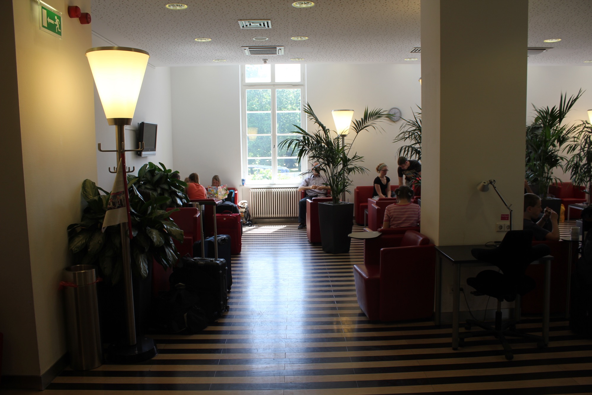 Review: Deutsche Bahn (DB) Lounge - Stuttgart - Live and Let's Fly