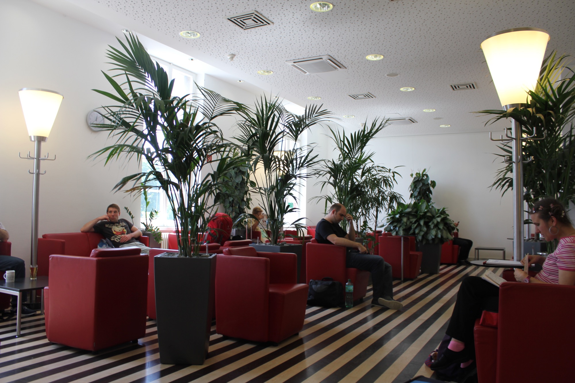 Review: Deutsche Bahn (DB) Lounge - Stuttgart - Live and Let's Fly