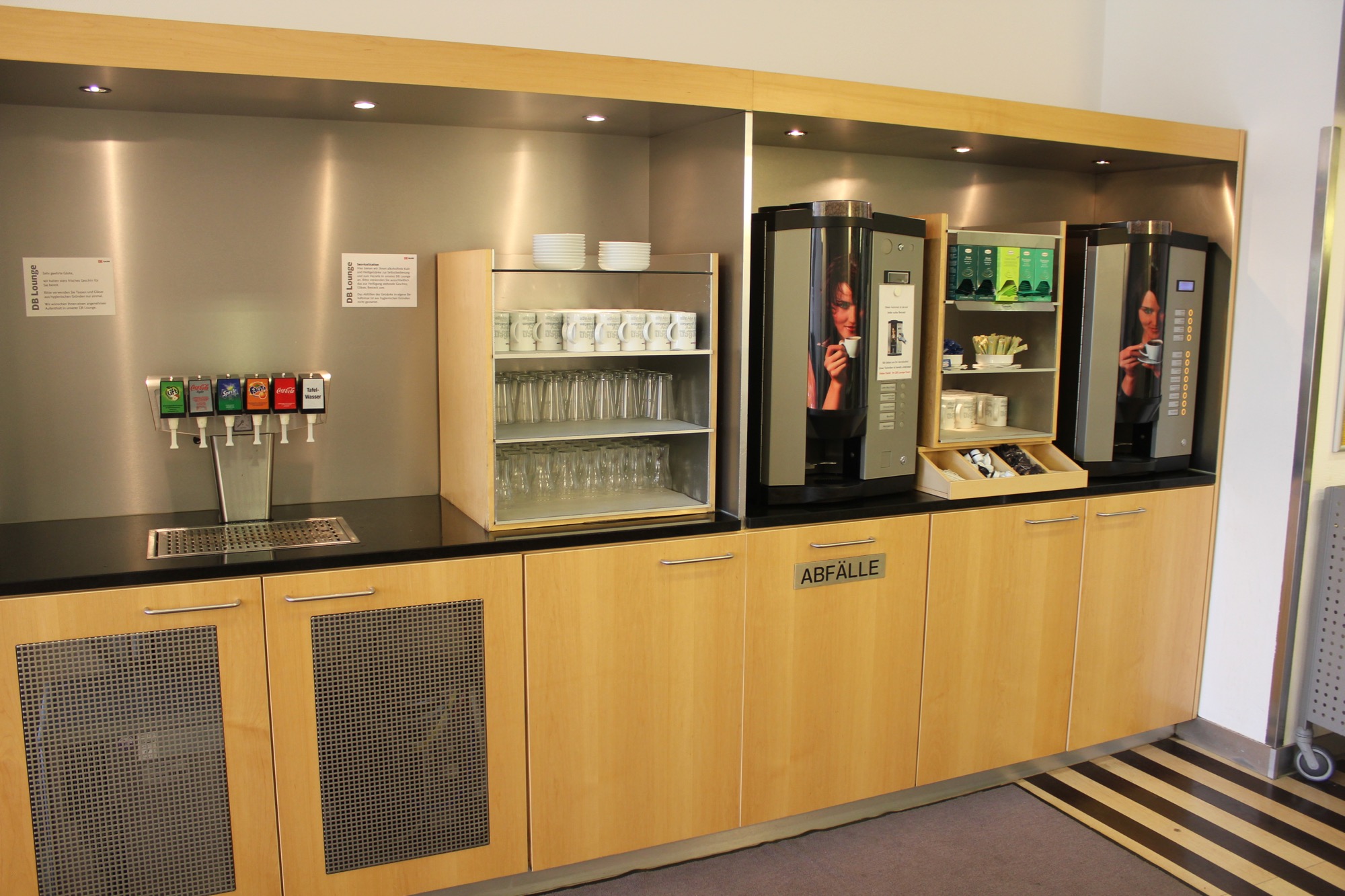 Review: Deutsche Bahn (DB) Lounge - Stuttgart - Live and Let's Fly