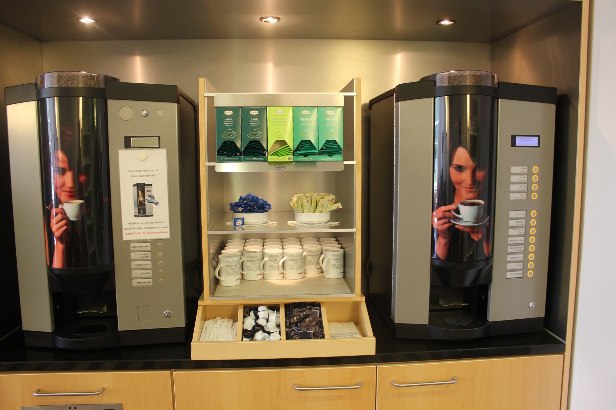 Review: Deutsche Bahn (DB) Lounge - Stuttgart - Live and Let's Fly