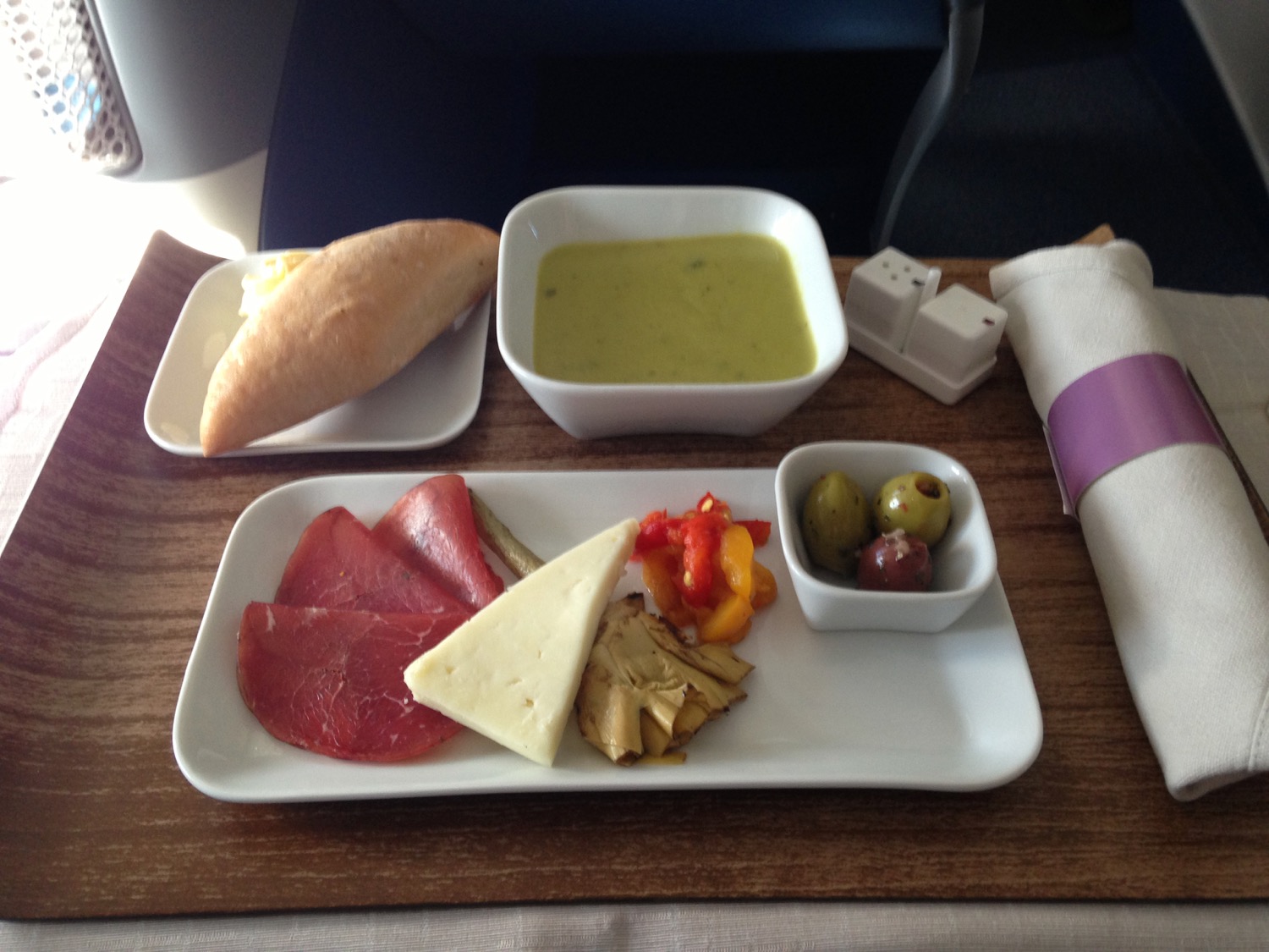 A Perfectly Average Lunch: LHR-JFK in Delta Business - Live and Let's Fly