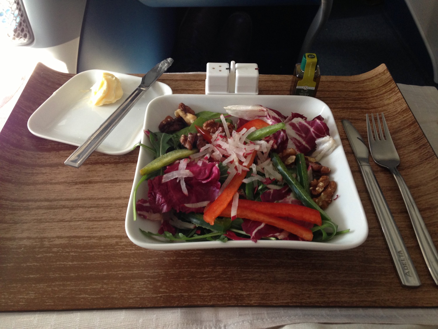 A Perfectly Average Lunch: LHR-JFK in Delta Business - Live and Let's Fly