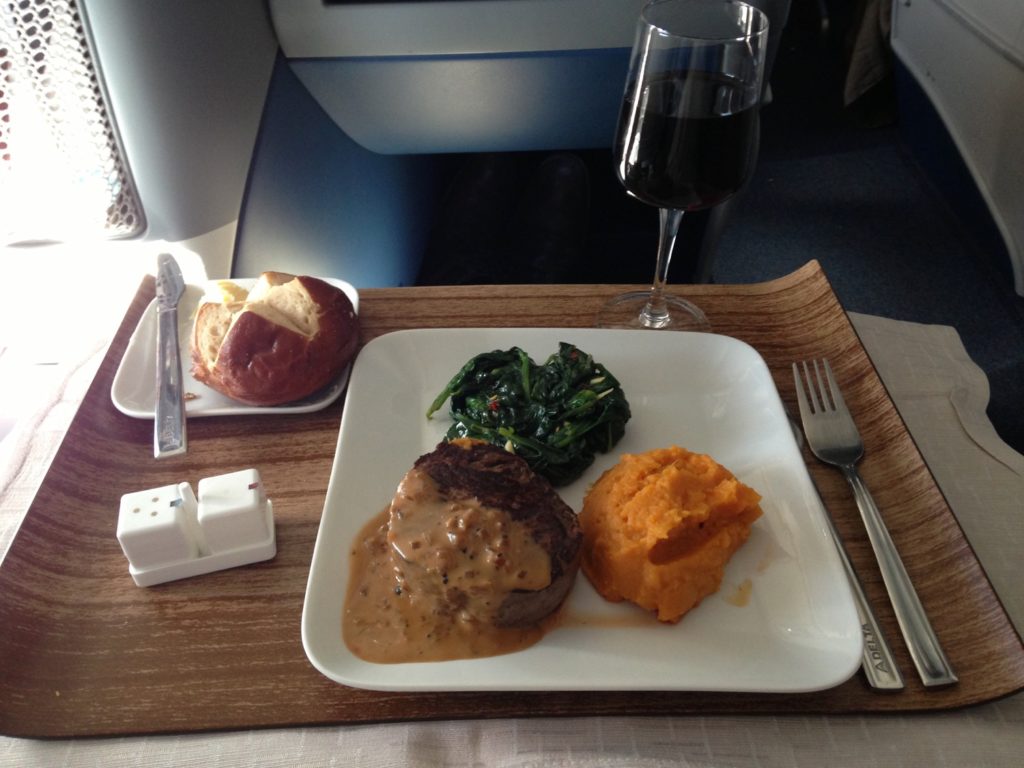 A Perfectly Average Lunch: LHR-JFK in Delta Business - Live and Let's Fly