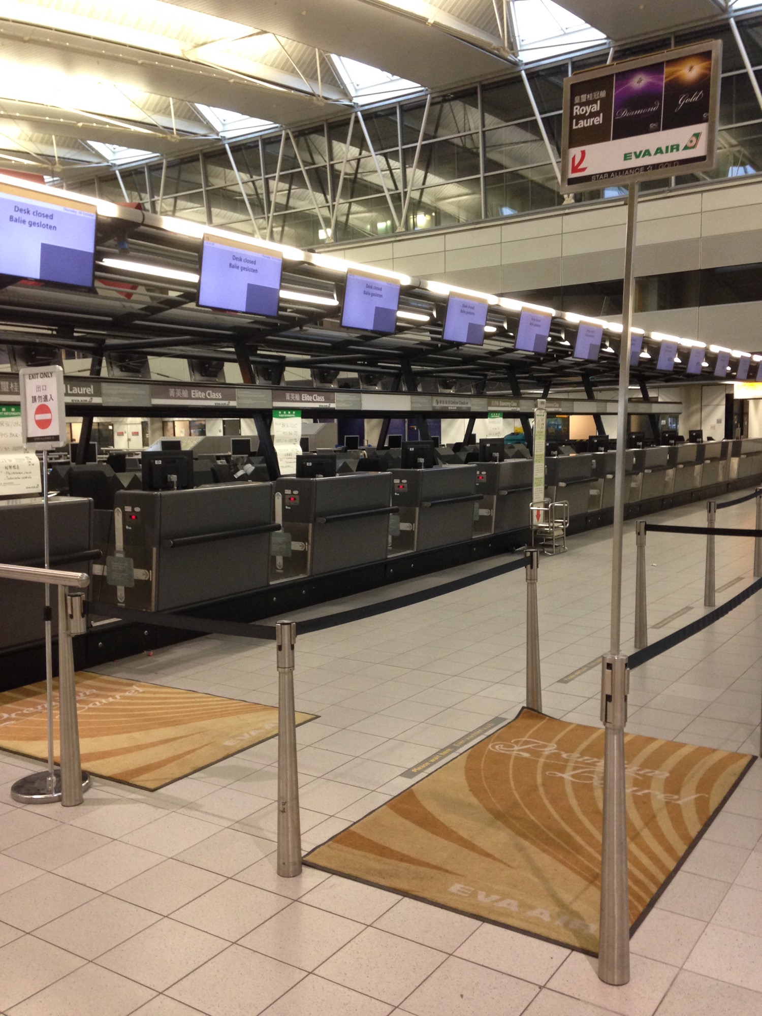Impressive! How EVA Handled Our Delayed Flight - Live and Let's Fly