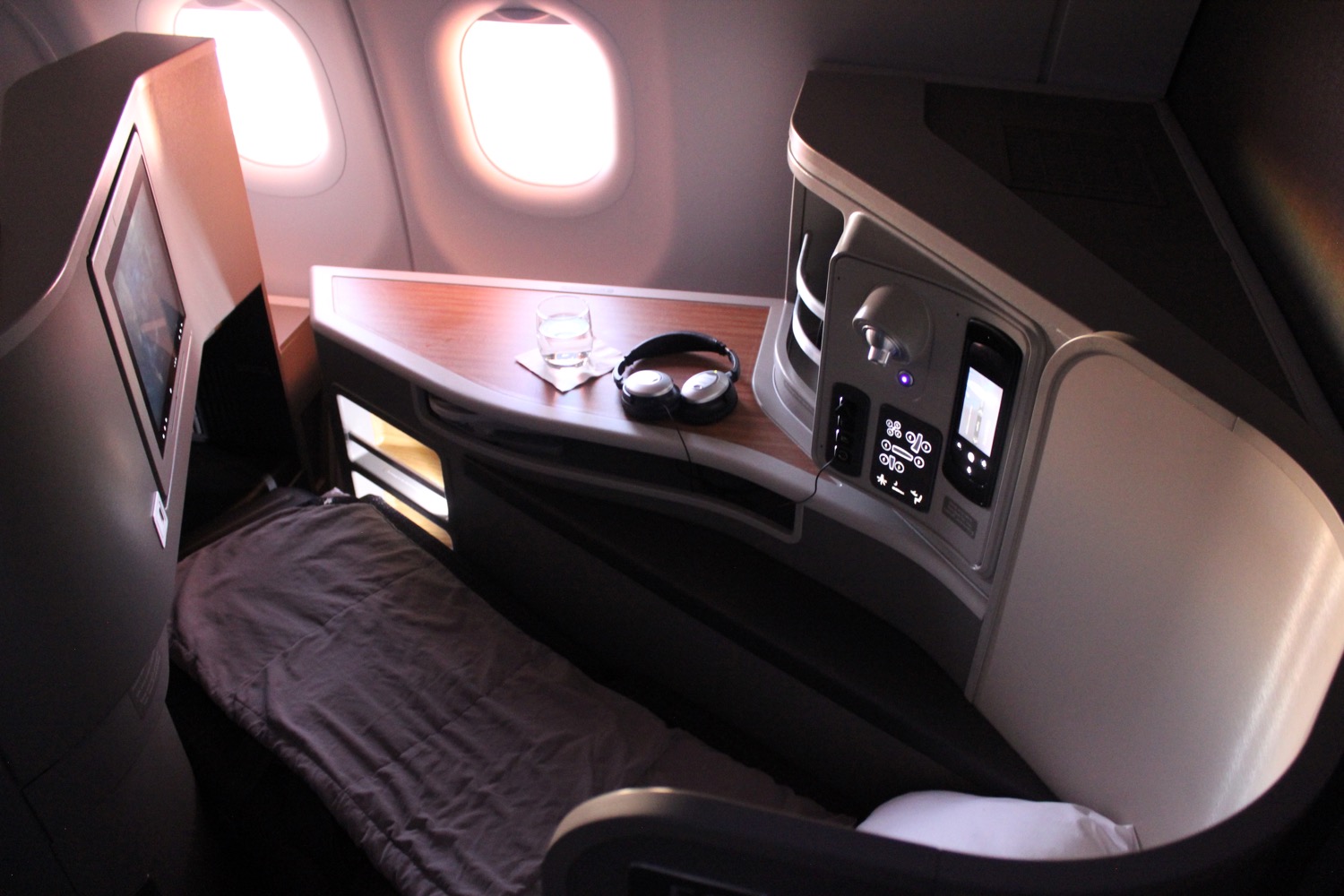 Review: American Airlines A321 First Class New York to Los Angeles ...
