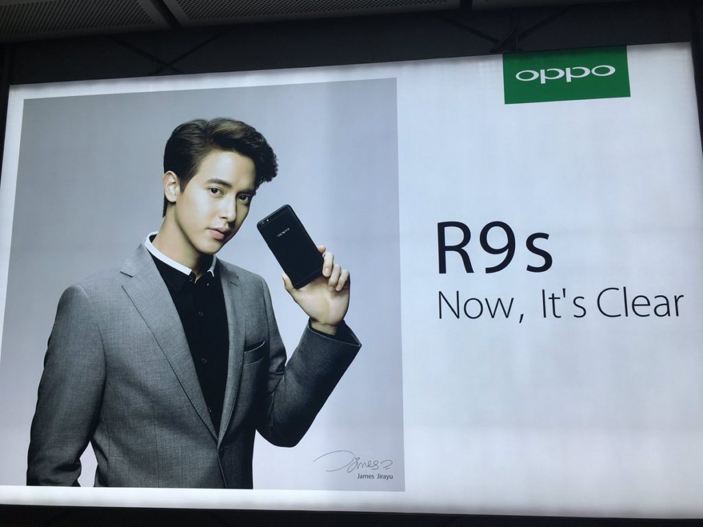 This Billboard is an Inside Joke for United Flyers - Live and Let's Fly