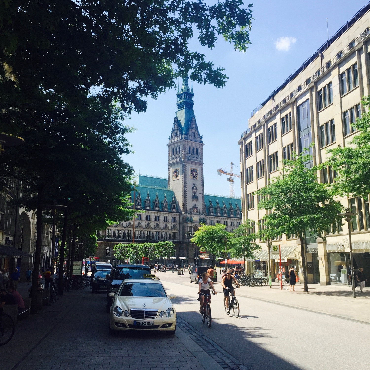 Best City for a Night Out is...Hamburg? - Live and Let's Fly