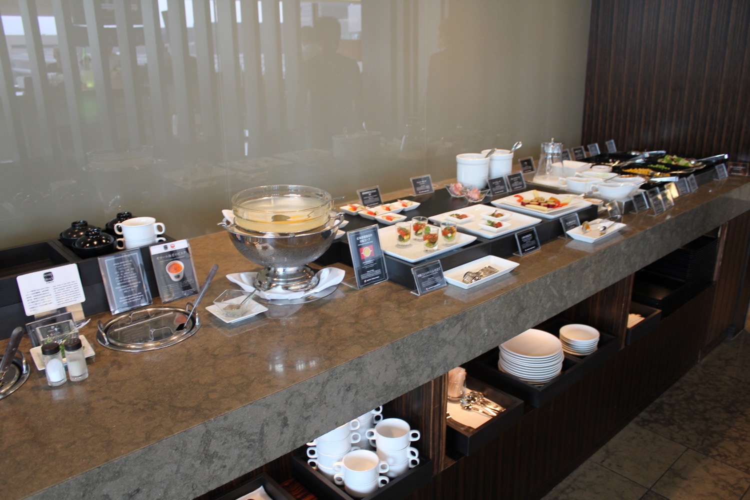 Review: JAL First Class Lounge Tokyo (NRT) - Live and Let's Fly