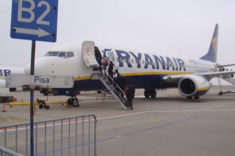 A Hot Meal on Ryanair - Live and Let's Fly