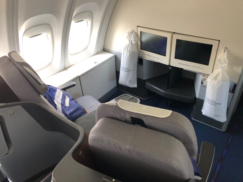 Review: Lufthansa 747-8 Business Class Frankfurt to Los Angeles - Live ...