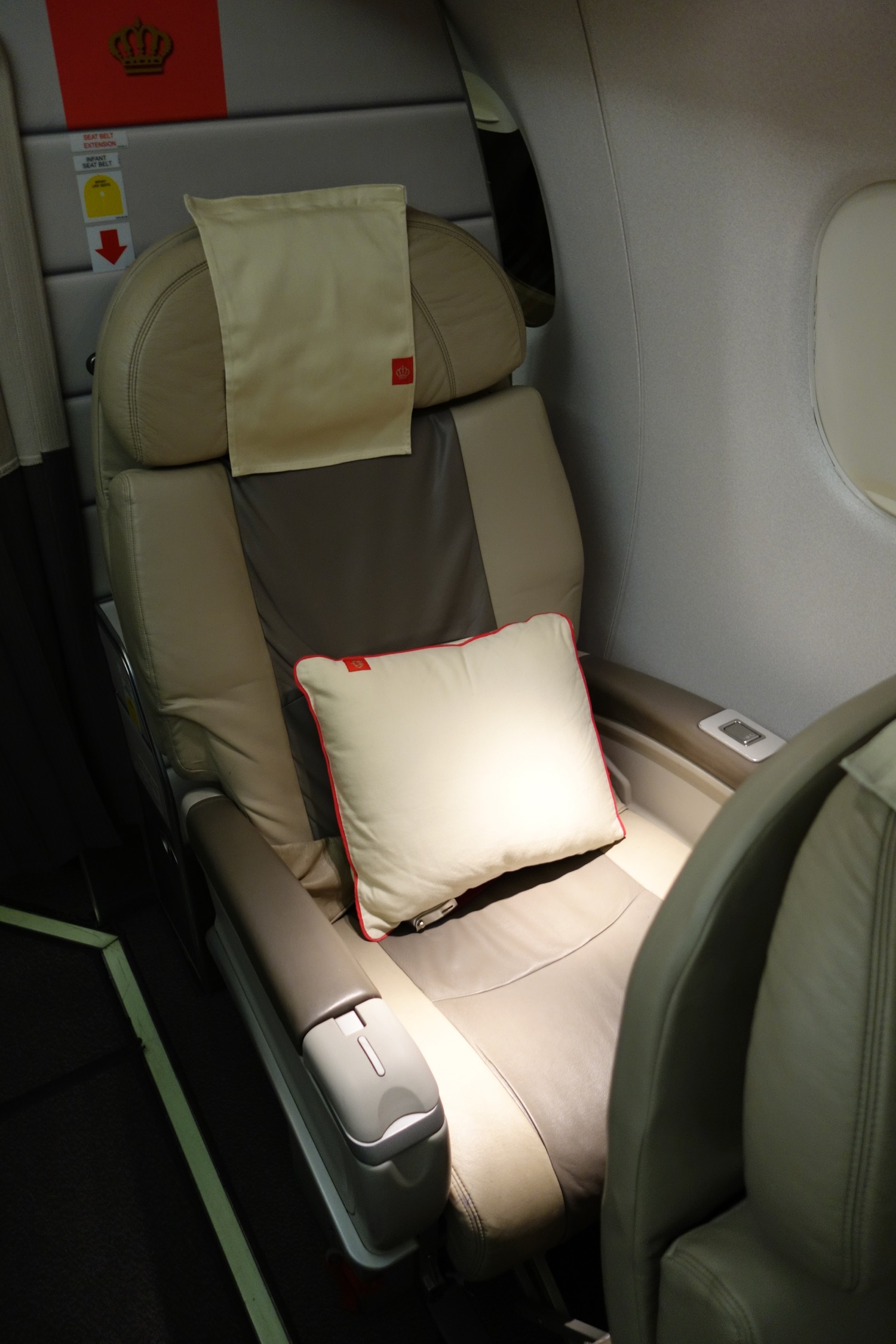 Review: Royal Jordanian ERJ-195 Business Class Amman To Kuwait - Live ...