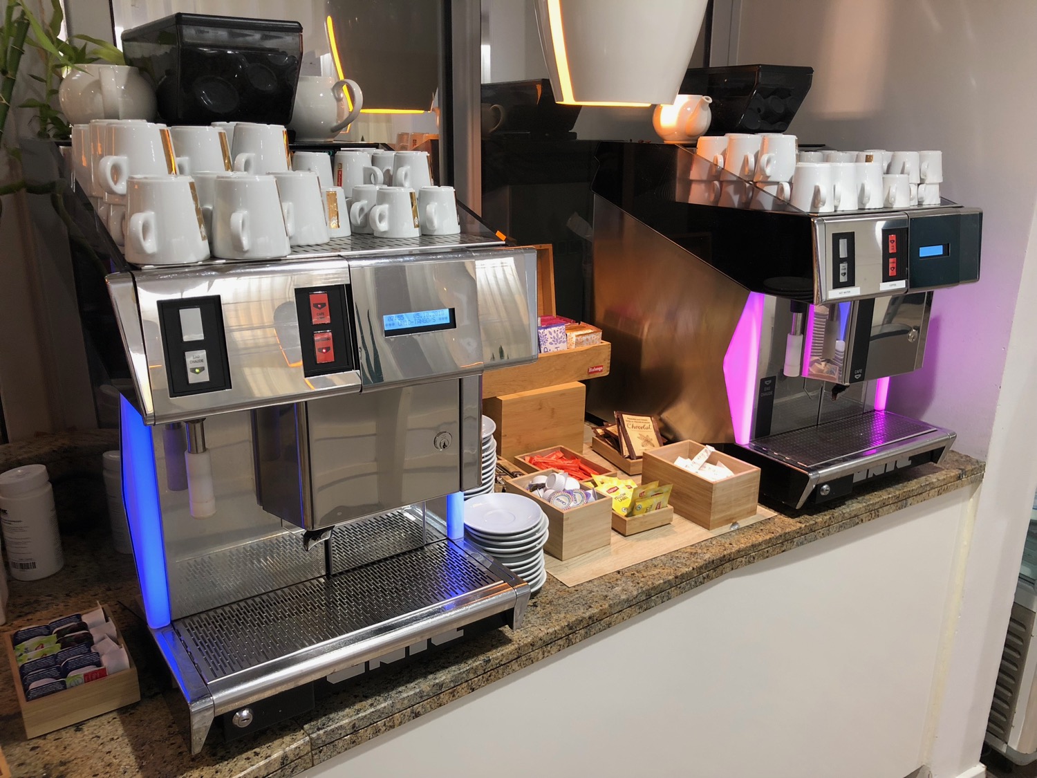 Review: The Library Lounge Nice Airport (NCE) - Live and Let's Fly
