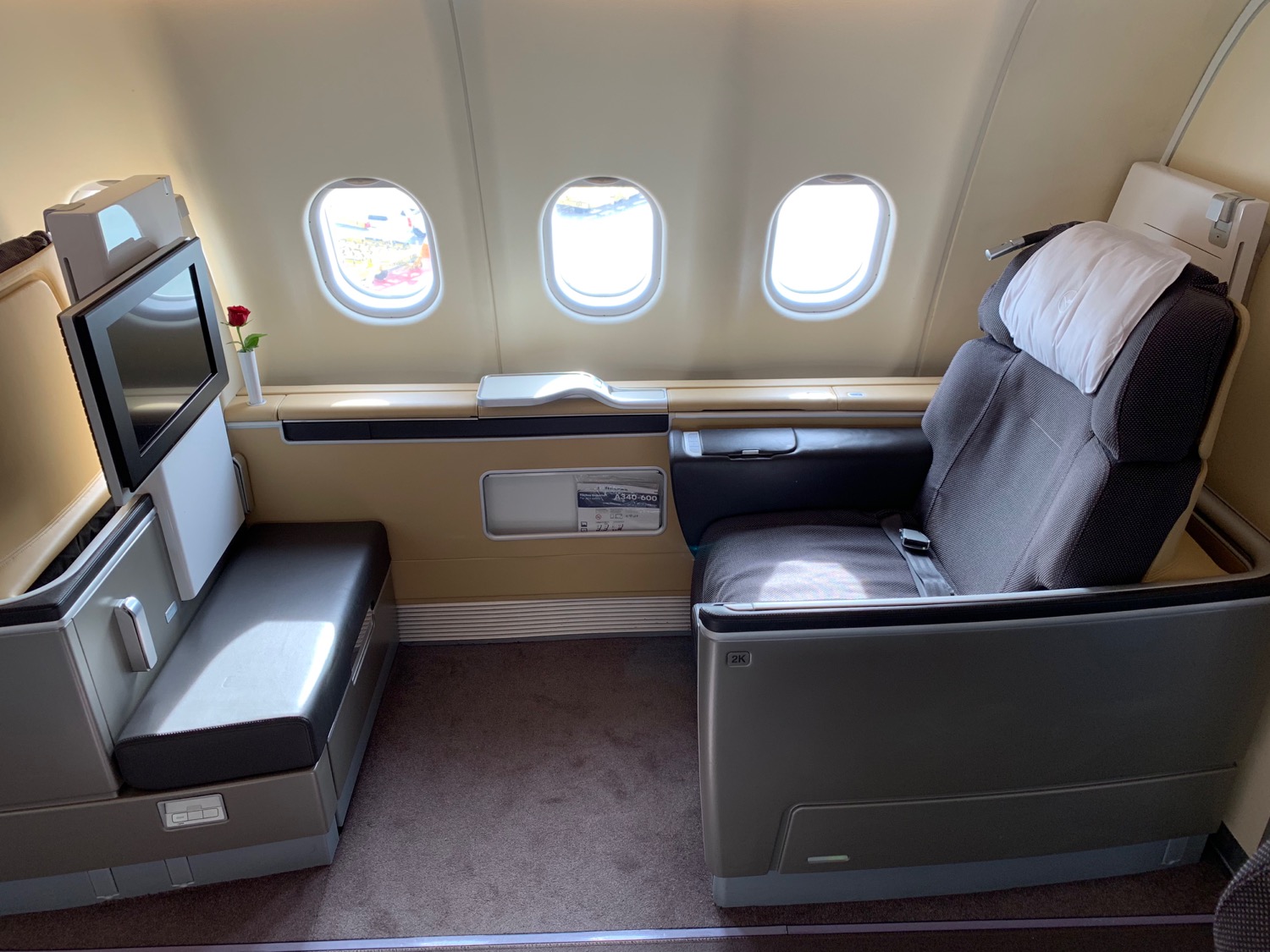 Review: Lufthansa A340-600 First Class Frankfurt To San Francisco ...