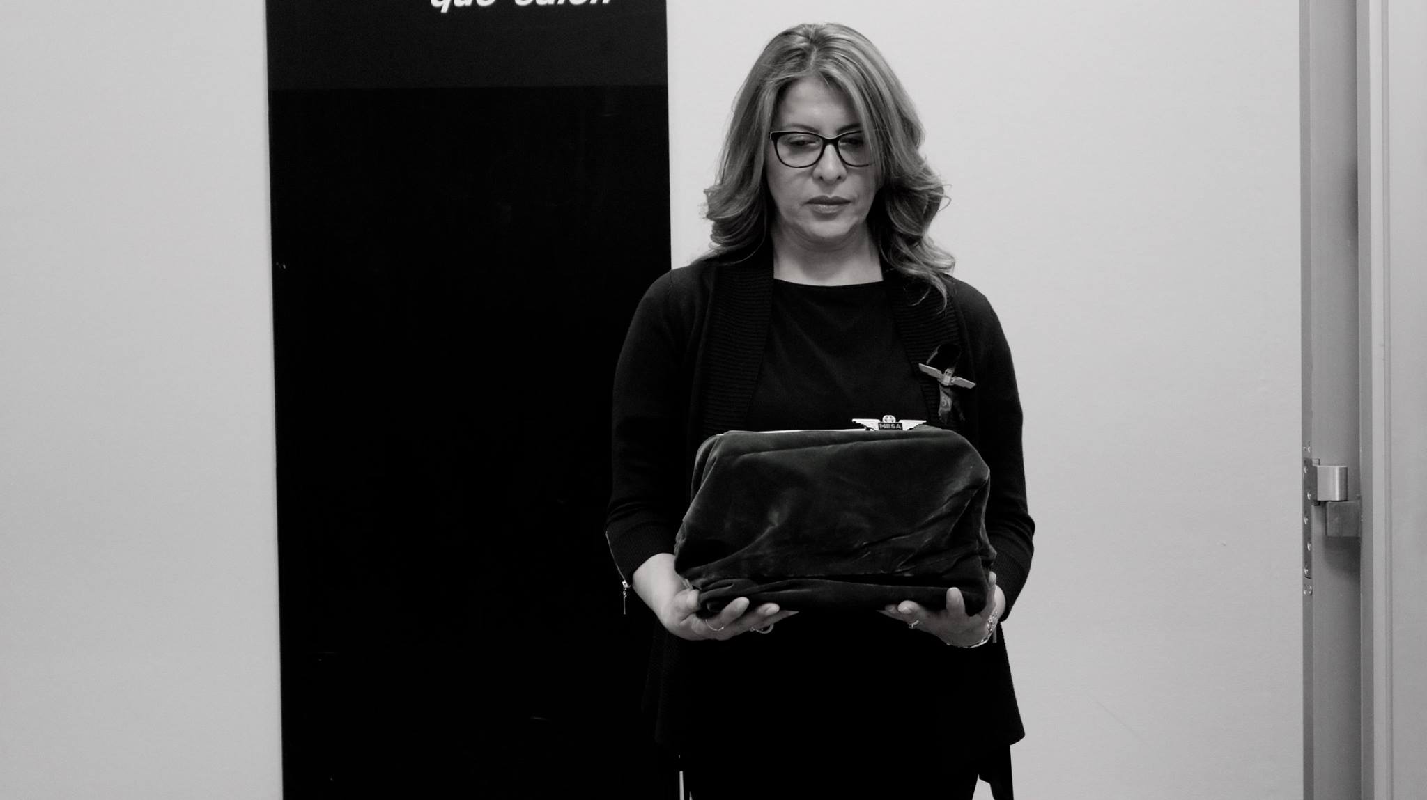 A Final Moving Tribute To A Deceased United Pilot - Live and Let's Fly