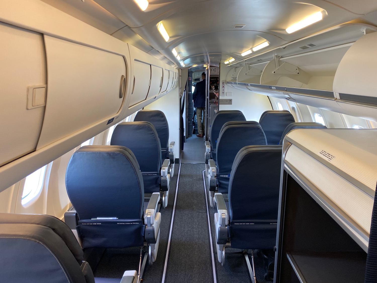 Exploring United's Swanky New CRJ-550 "Luxury" Regional Jet - Live and ...