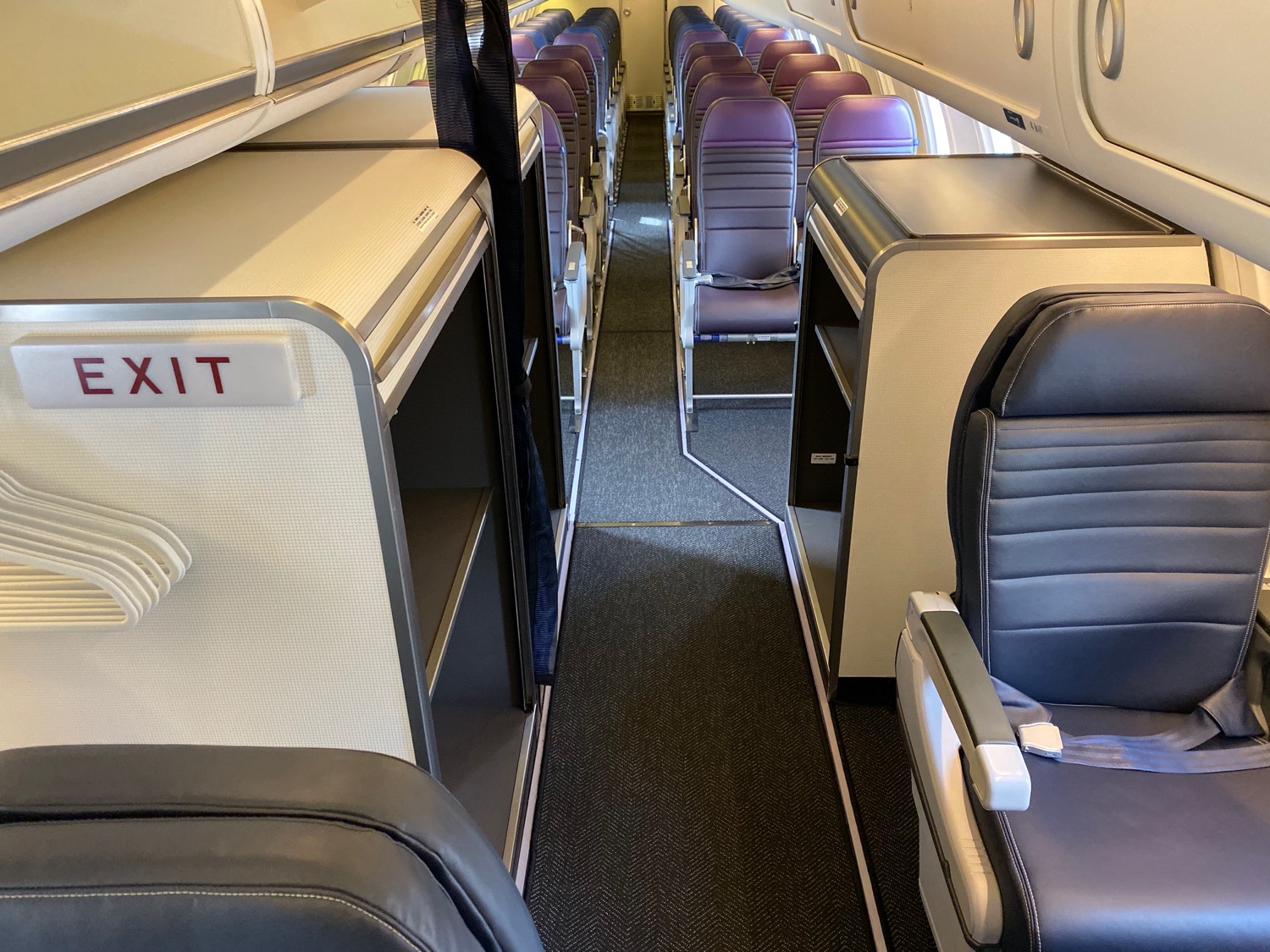Exploring United's Swanky New CRJ-550 "Luxury" Regional Jet - Live and ...