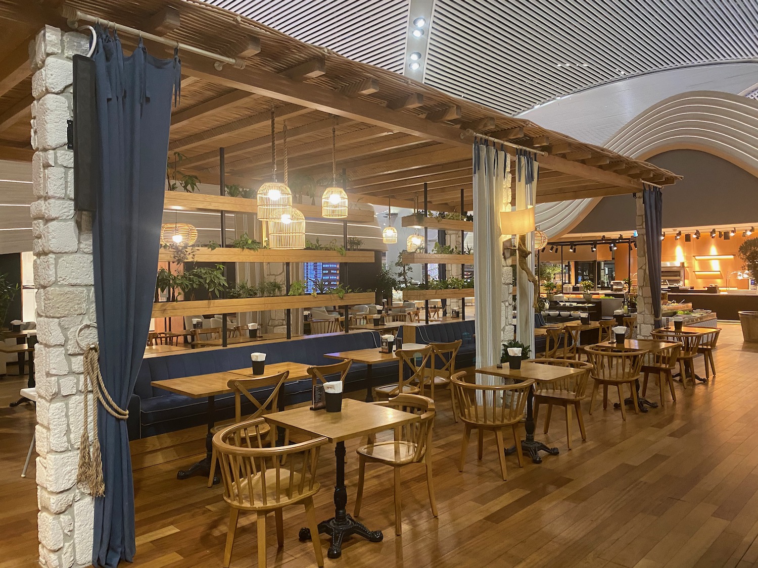 Review: Turkish Airlines Business Lounge Istanbul (IST) - Live and Let ...