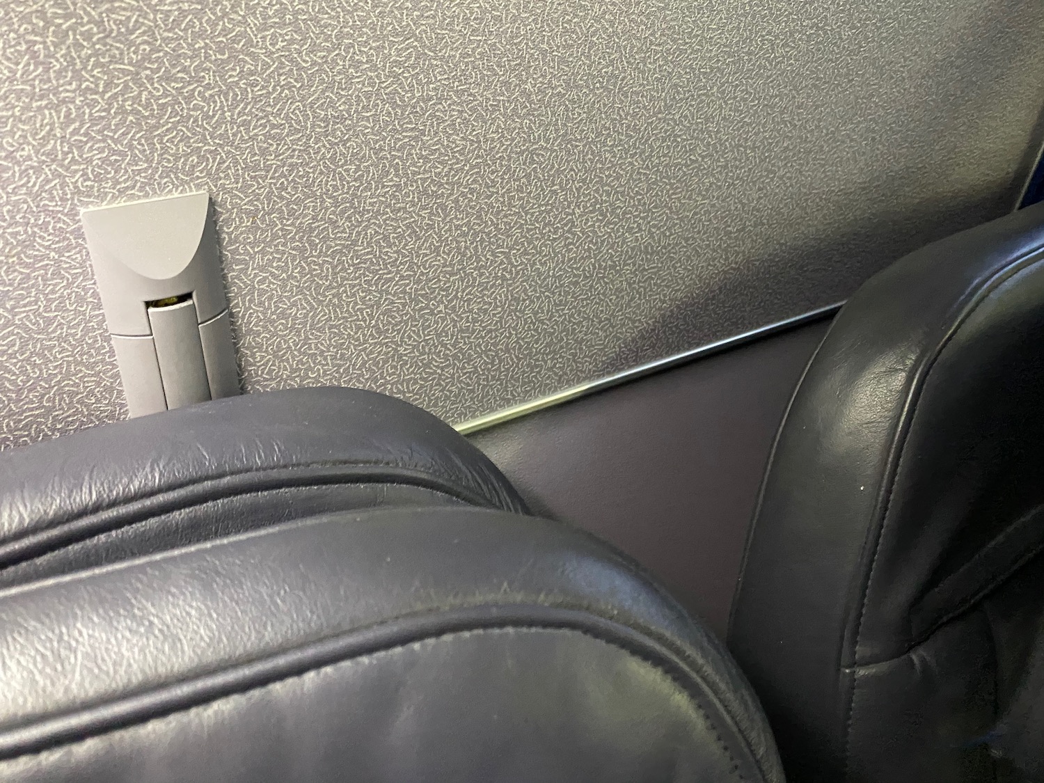 Review: United Airlines 737-900 First Class - Live and Let's Fly