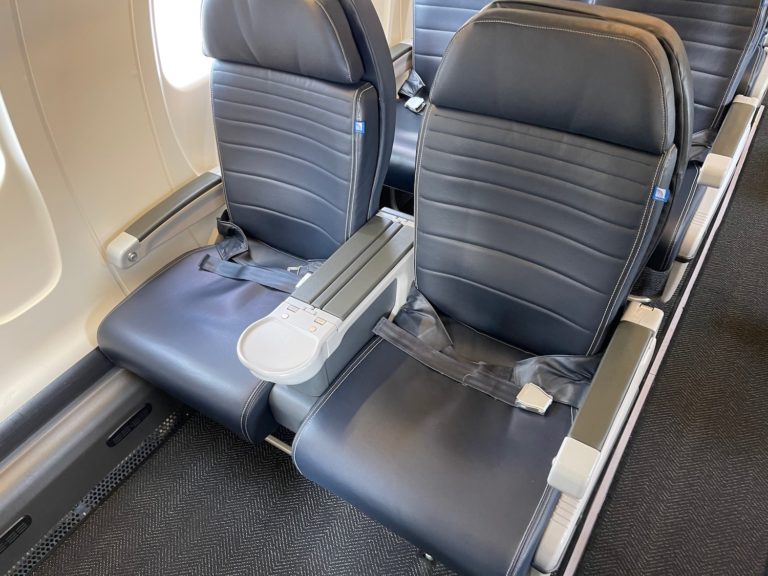 Review: United Airlines CRJ-550 First Class - Live and Let's Fly
