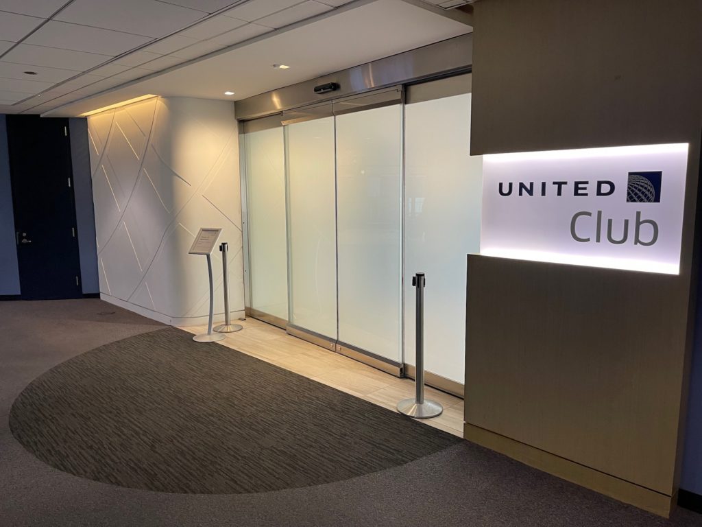 Review: United Club Chicago O’Hare (ORD - F9) - Live and Let's Fly