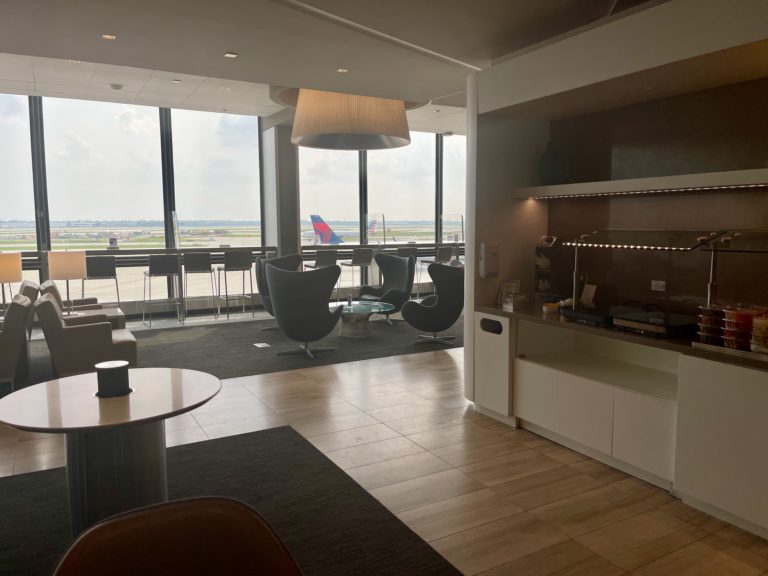 Review: United Club Chicago O’Hare (ORD - F9) - Live and Let's Fly
