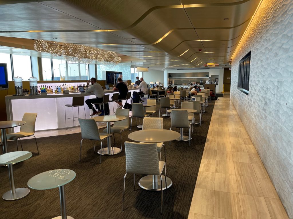 Review: United Club Chicago O’Hare (ORD - F9) - Live and Let's Fly