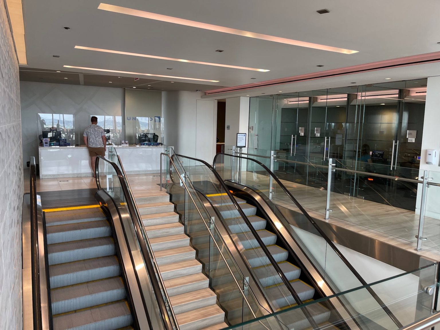 Review: United Club Chicago O’Hare (ORD - F9) - Live and Let's Fly