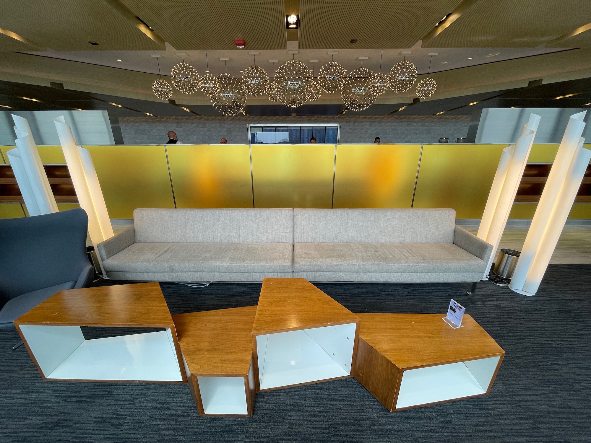 Review: United Club Chicago O’Hare (ORD - F9) - Live and Let's Fly