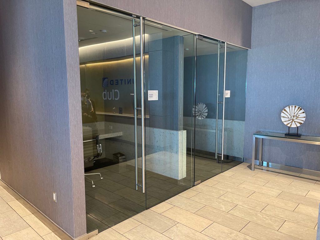 Review: United Club Houston (IAH – Terminal C1) - Live and Let's Fly