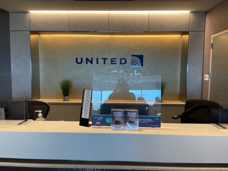 Review: United Club Houston (IAH – Terminal C1) - Live and Let's Fly