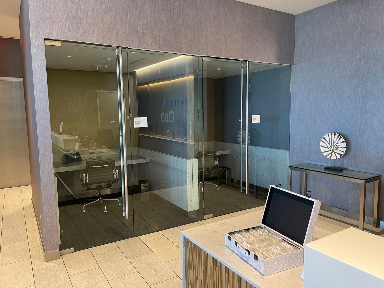Review: United Club Houston (IAH – Terminal C1) - Live and Let's Fly