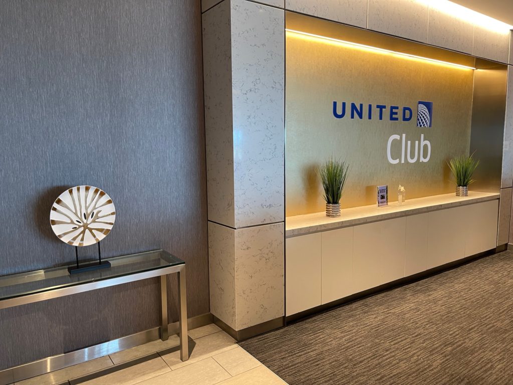 Review: United Club Houston (IAH – Terminal C1) - Live and Let's Fly