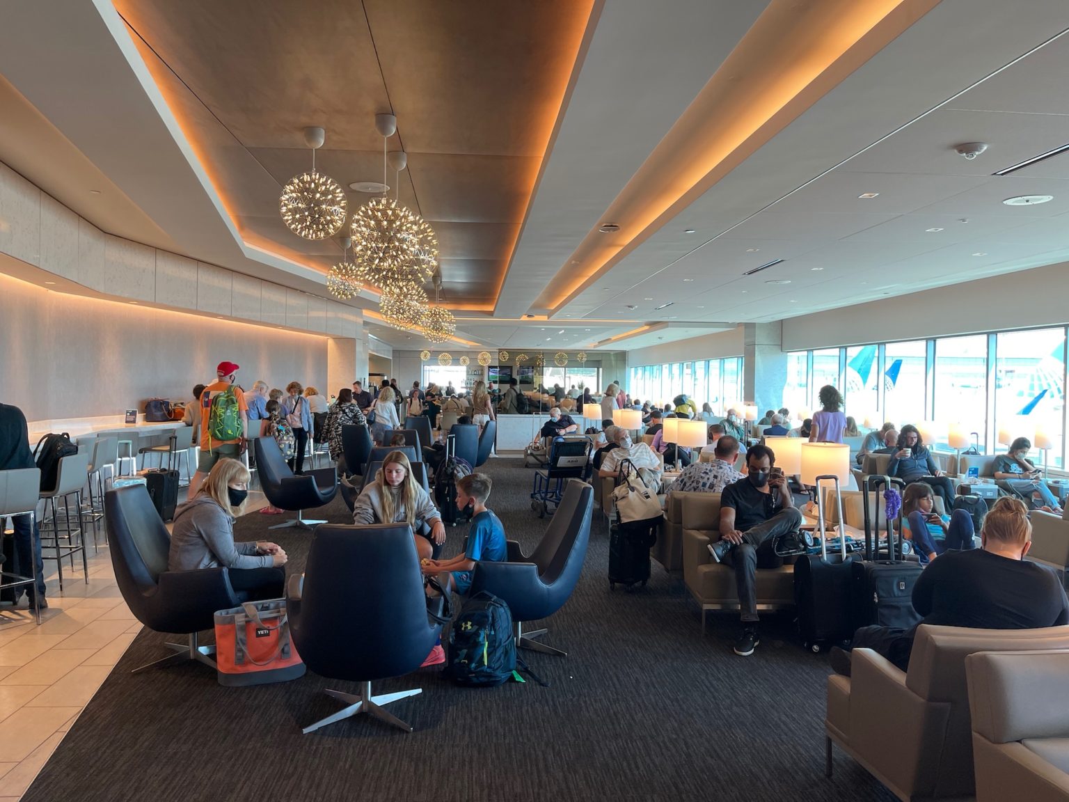 Review: United Club Houston (IAH – Terminal C1) - Live and Let's Fly