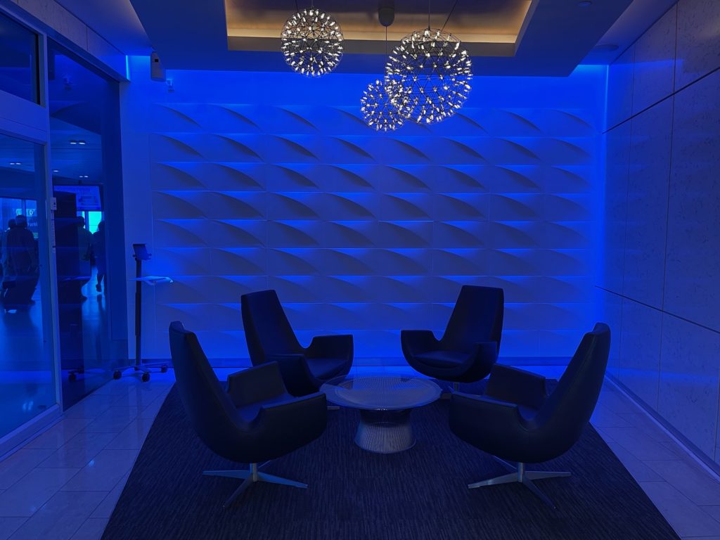 Review: United Club Houston (IAH – Terminal C1) - Live and Let's Fly