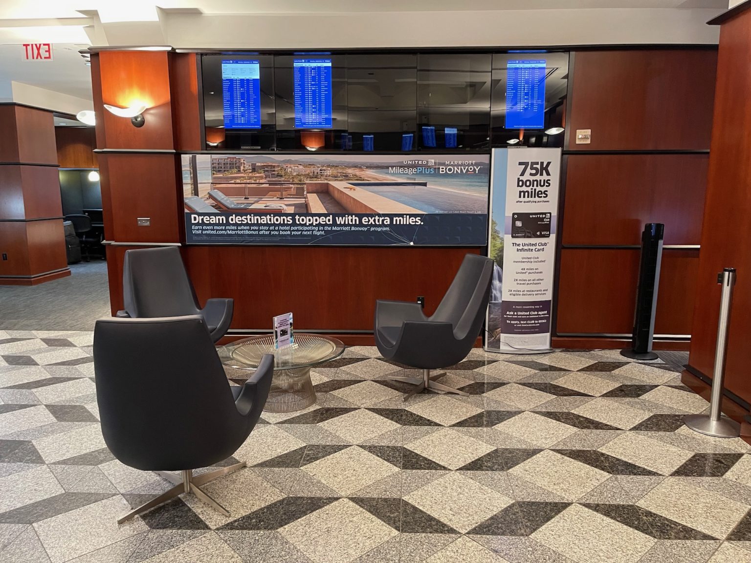 Review: United Club Houston (IAH – C33) - Live and Let's Fly
