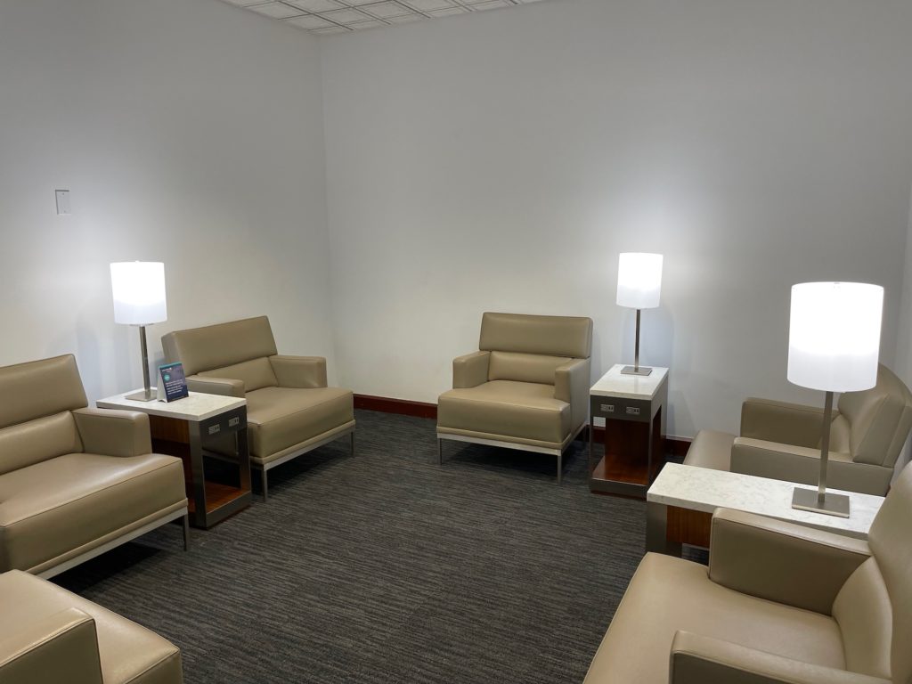 Review: United Club Houston (IAH – C33) - Live and Let's Fly