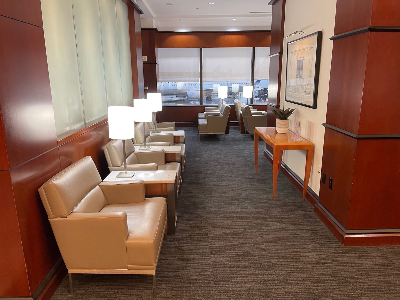 Review: United Club Houston (IAH – C33) - Live and Let's Fly