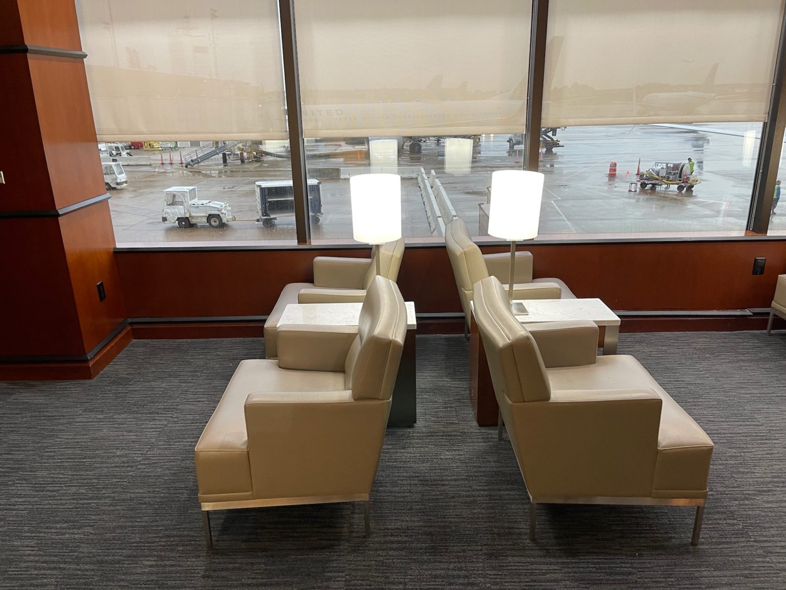 Review: United Club Houston (IAH – C33) - Live and Let's Fly
