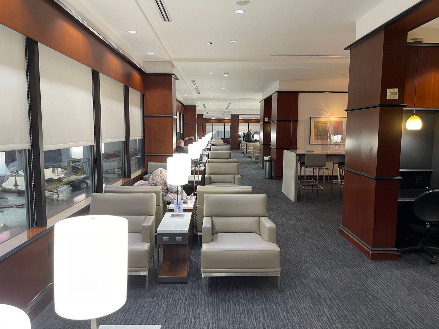Review: United Club Houston (IAH – C33) - Live and Let's Fly