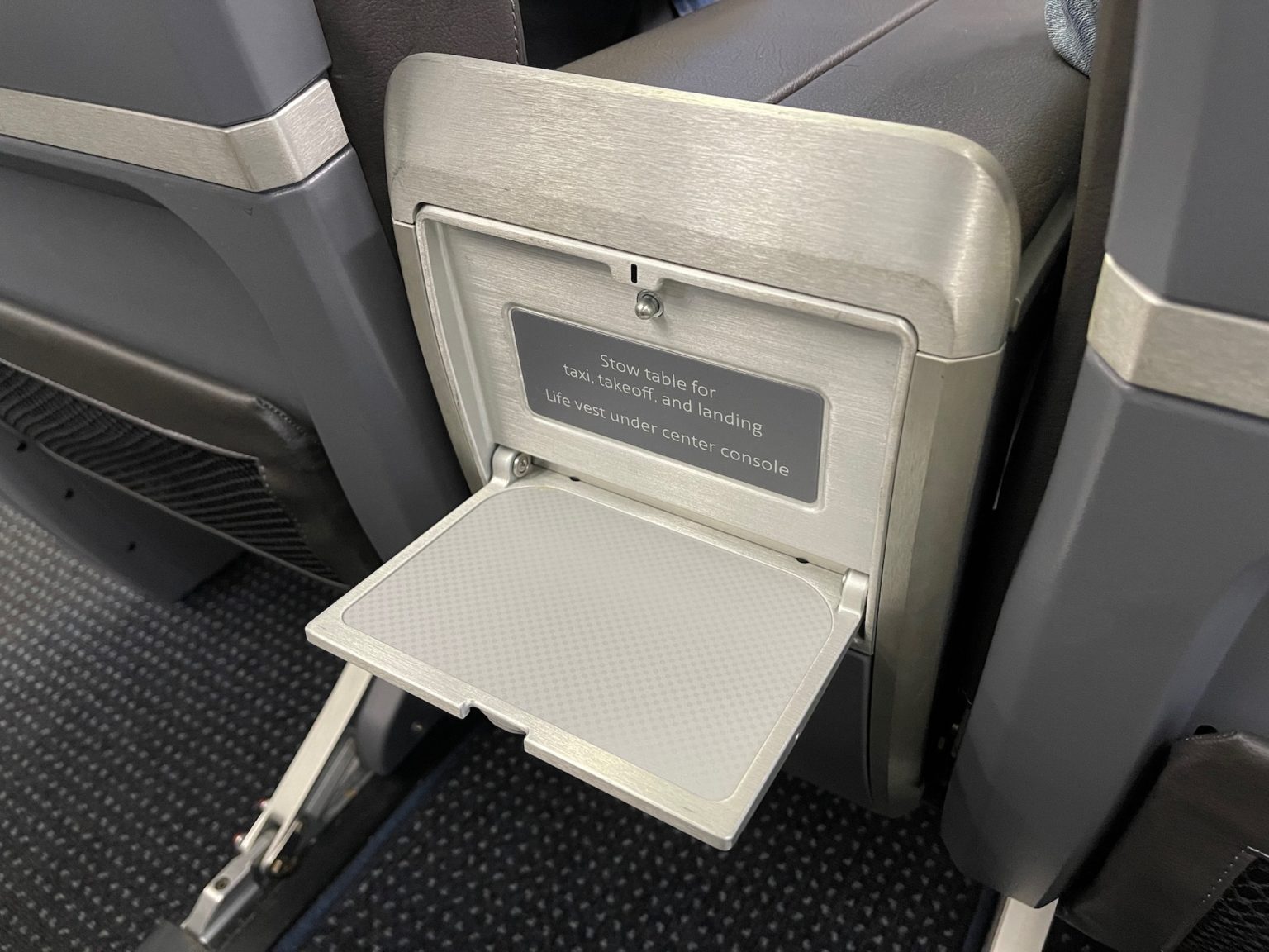 Review: American Airlines 737-800 First Class - Live and Let's Fly