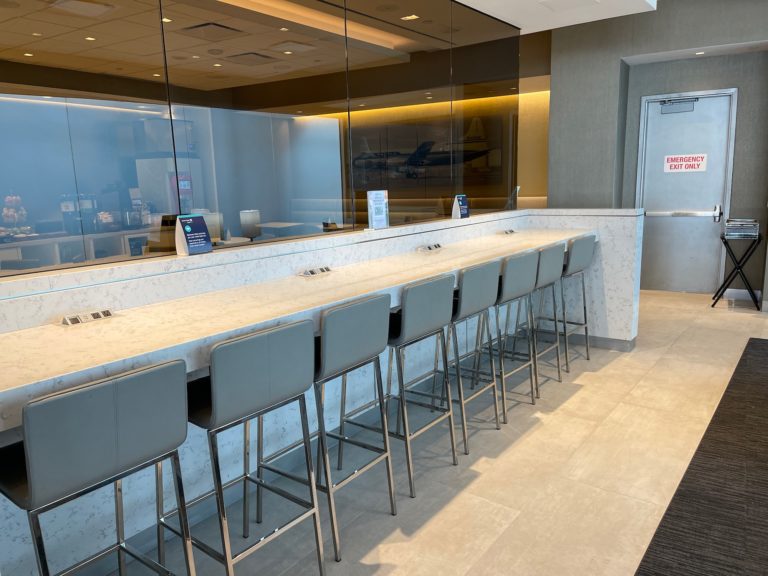 Review: United Club Dallas - Fort Worth (DFW) - Live and Let's Fly