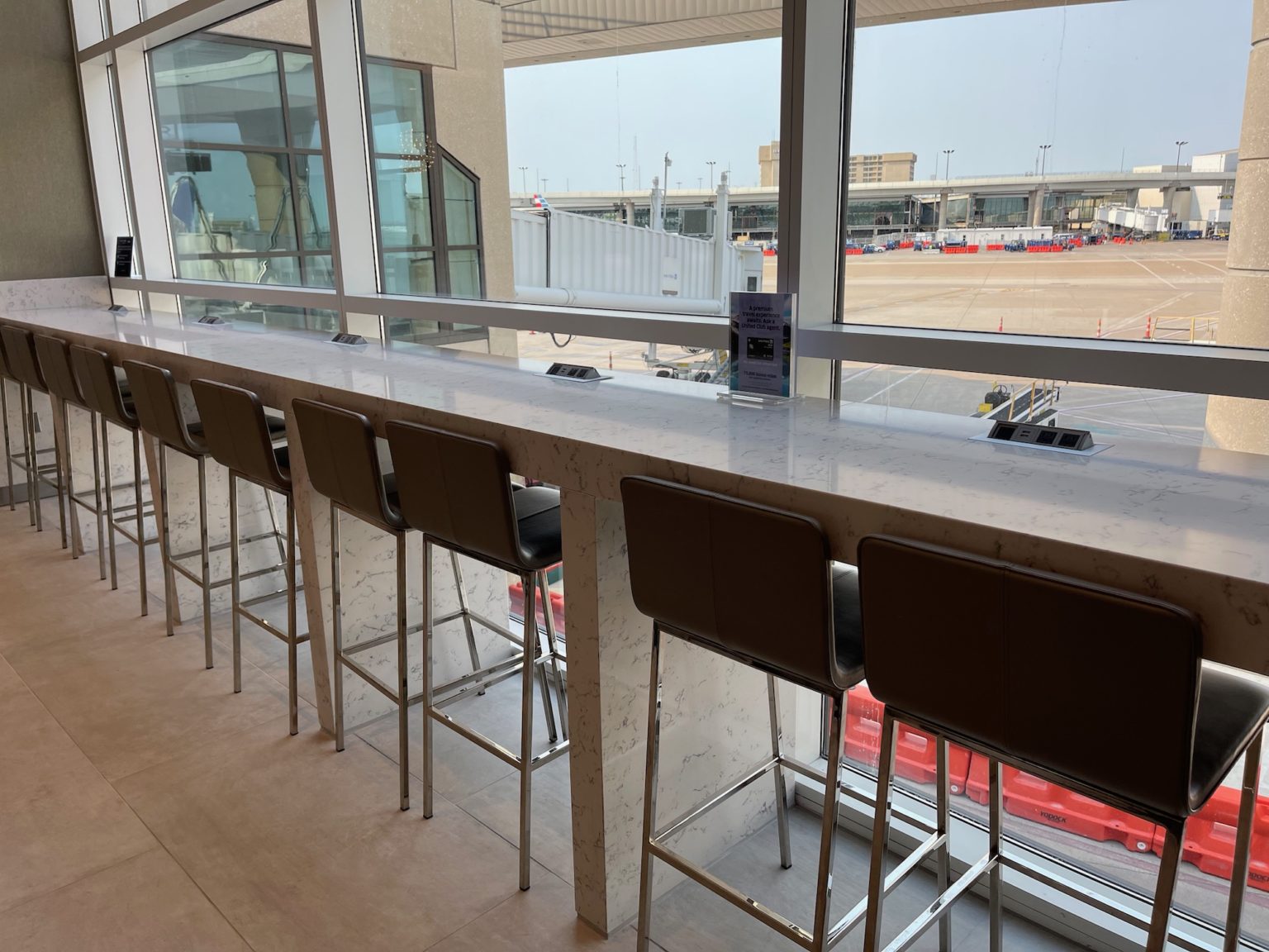 Review: United Club Dallas - Fort Worth (DFW) - Live and Let's Fly