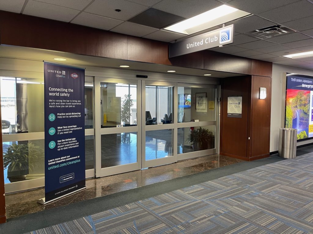 Review: United Club Washington Dulles (IAD - C17) - Live and Let's Fly
