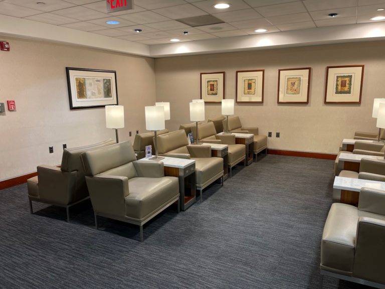 Review: United Club Washington Dulles (IAD - C17) - Live and Let's Fly