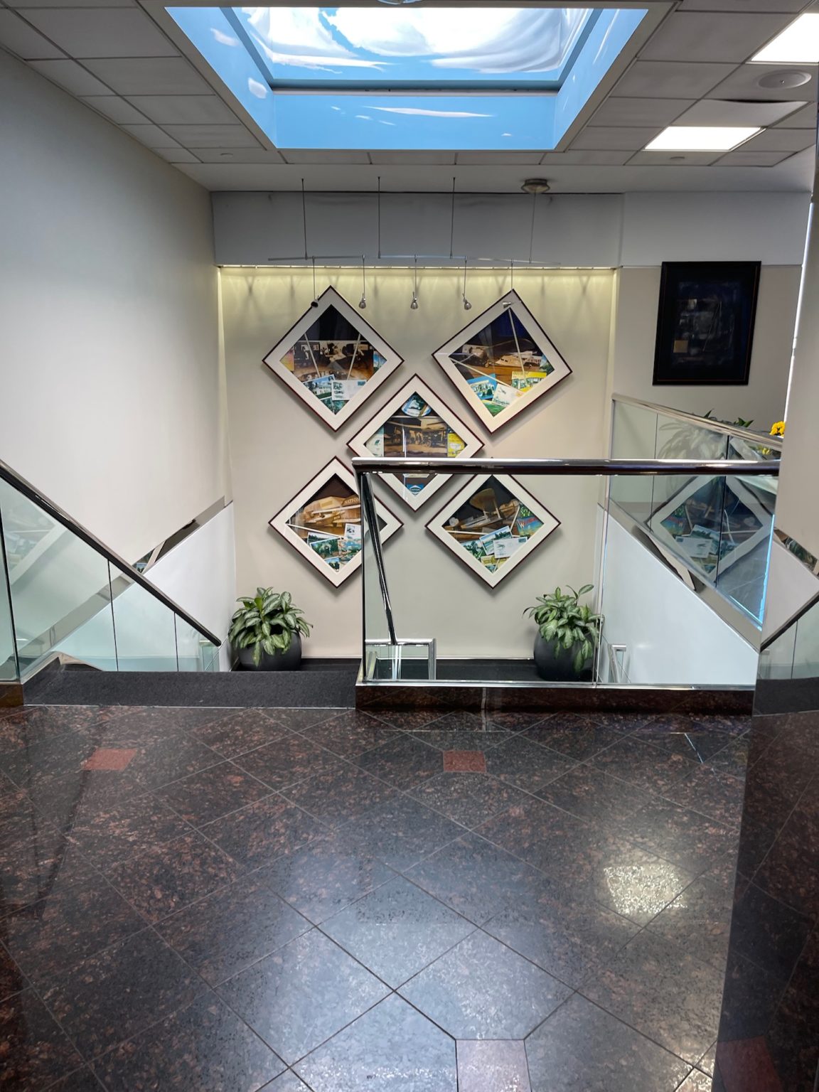 Review: United Club Washington Dulles (IAD - C17) - Live and Let's Fly