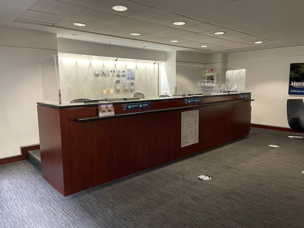 Review: United Club Washington Dulles (IAD - C17) - Live and Let's Fly
