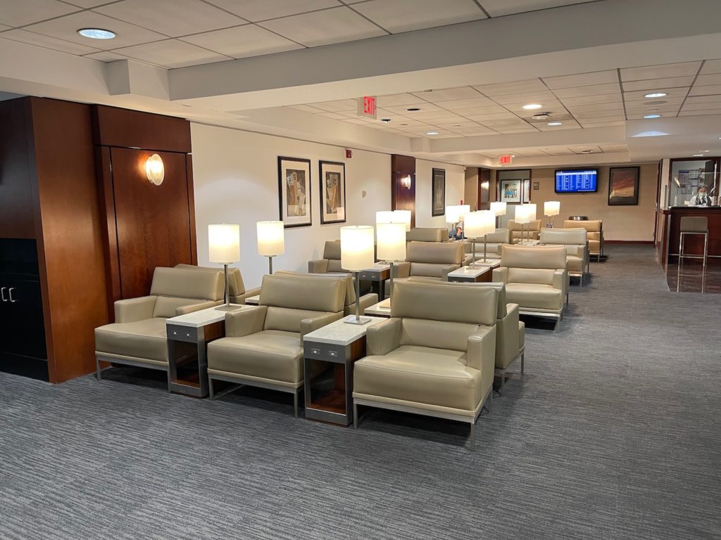 Review: United Club Washington Dulles (IAD - C17) - Live and Let's Fly