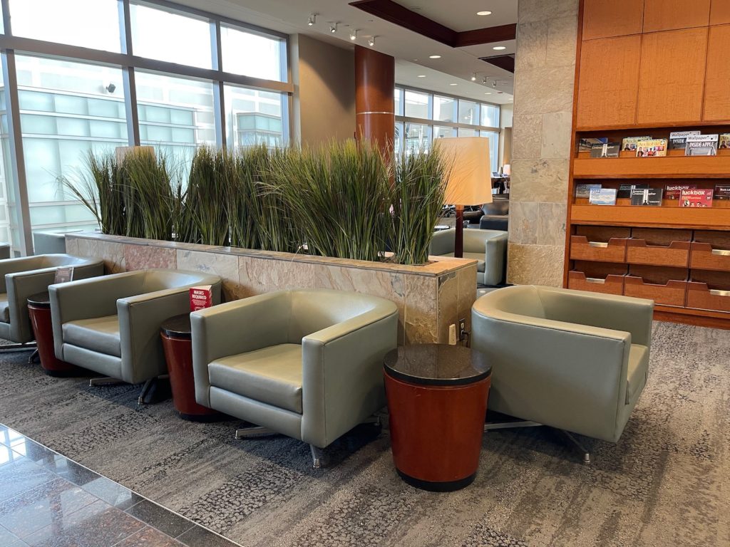 Review: Delta Sky Club Detroit (DTW - A38) - Live and Let's Fly