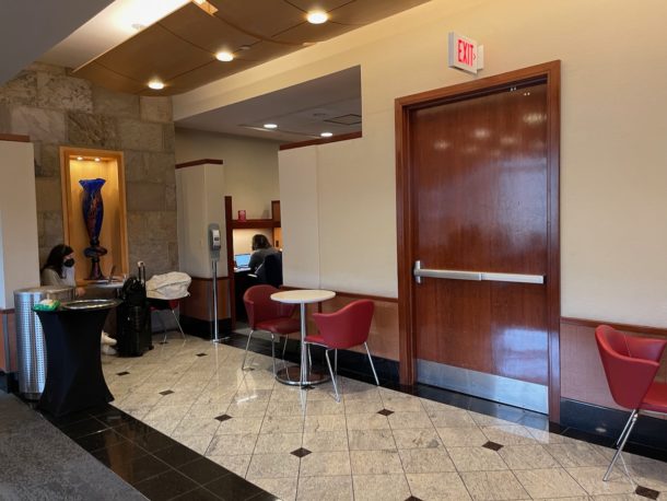 Review: Delta Sky Club Detroit (DTW - A38) - Live and Let's Fly